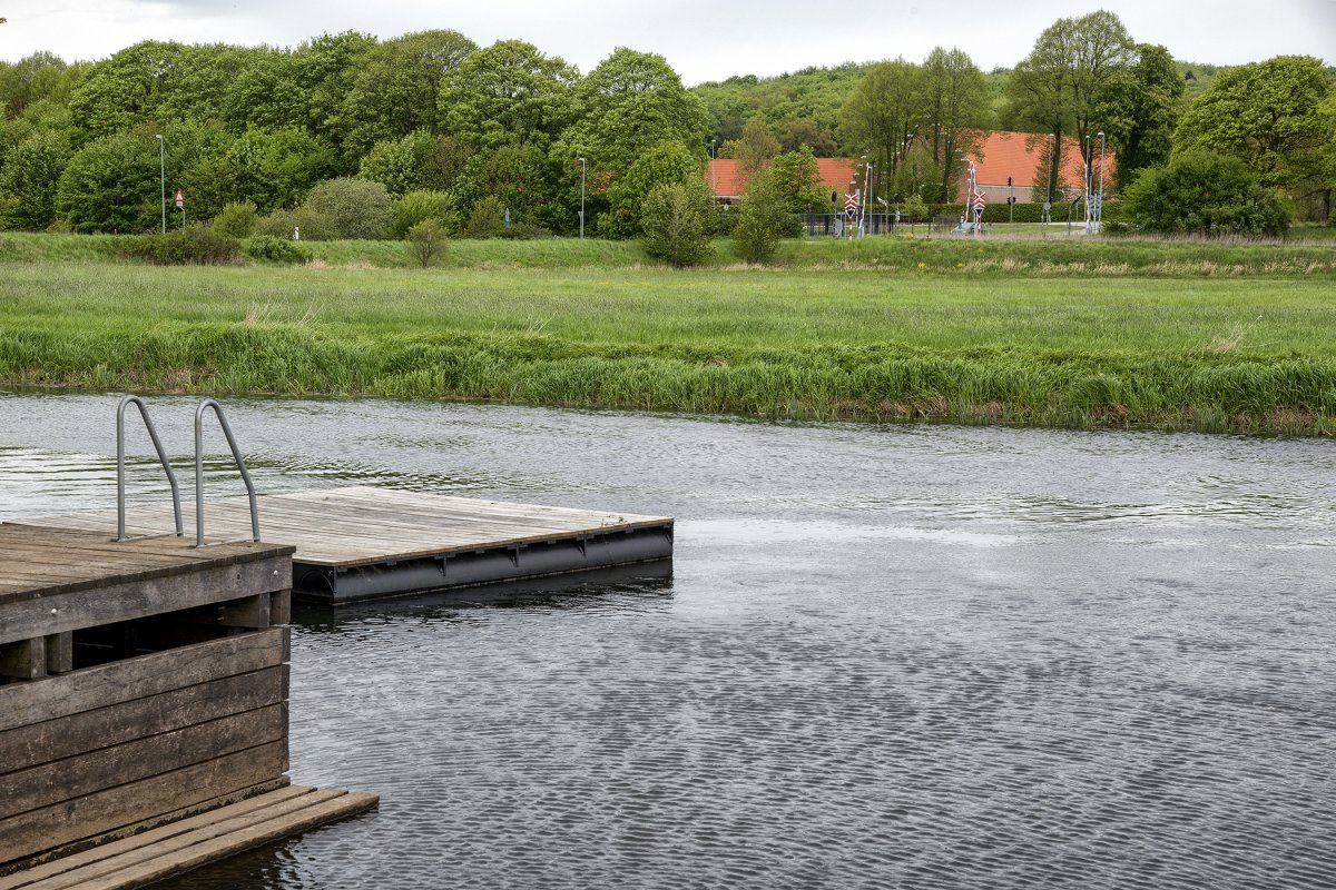 Gudenåen tæt på Ulstrup Marina med Ulstrup Slot og Jernbanen mellem ...